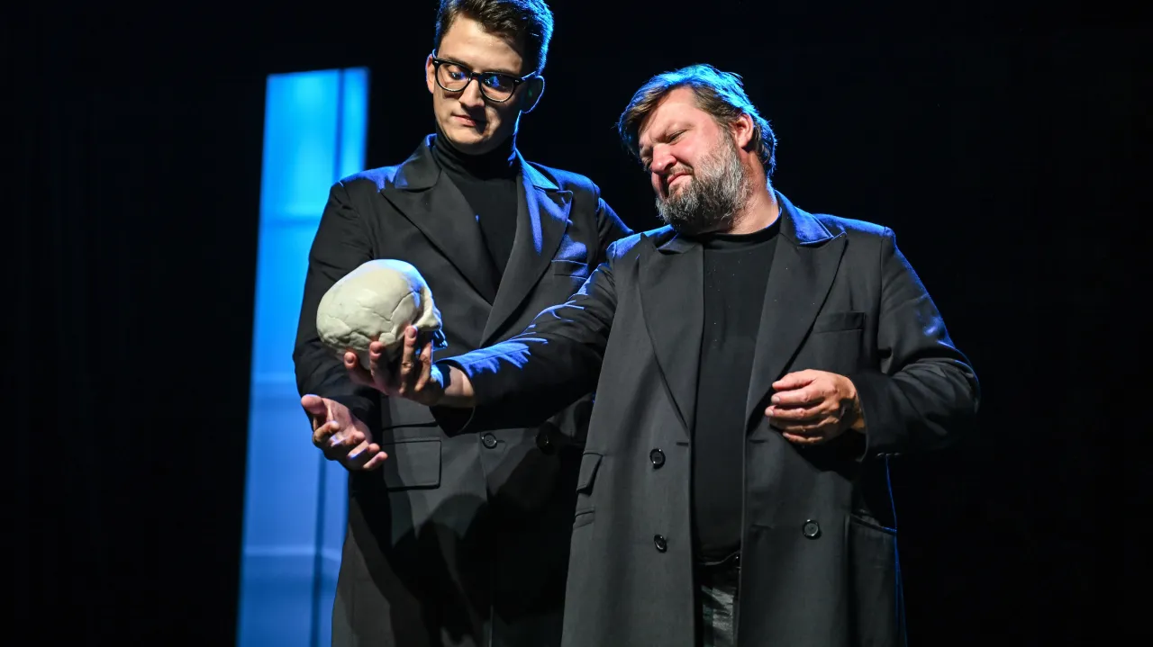 Brněnský Hamlet se hádá sám se sebou. Má duši Michala Isteníka a tělo ...