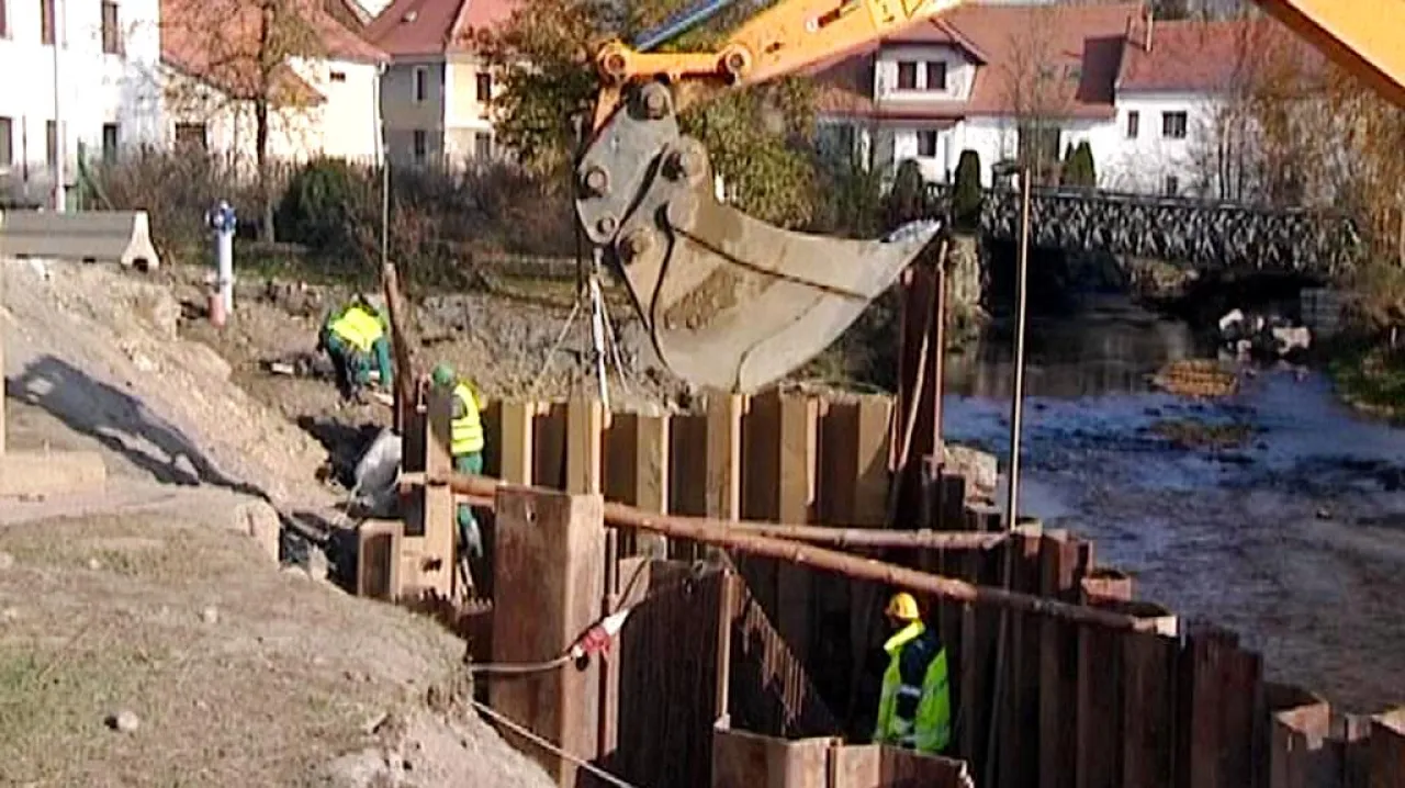 V Benešově nad Černou staví kvůli povodním nový most — ČT24 — Česká televize