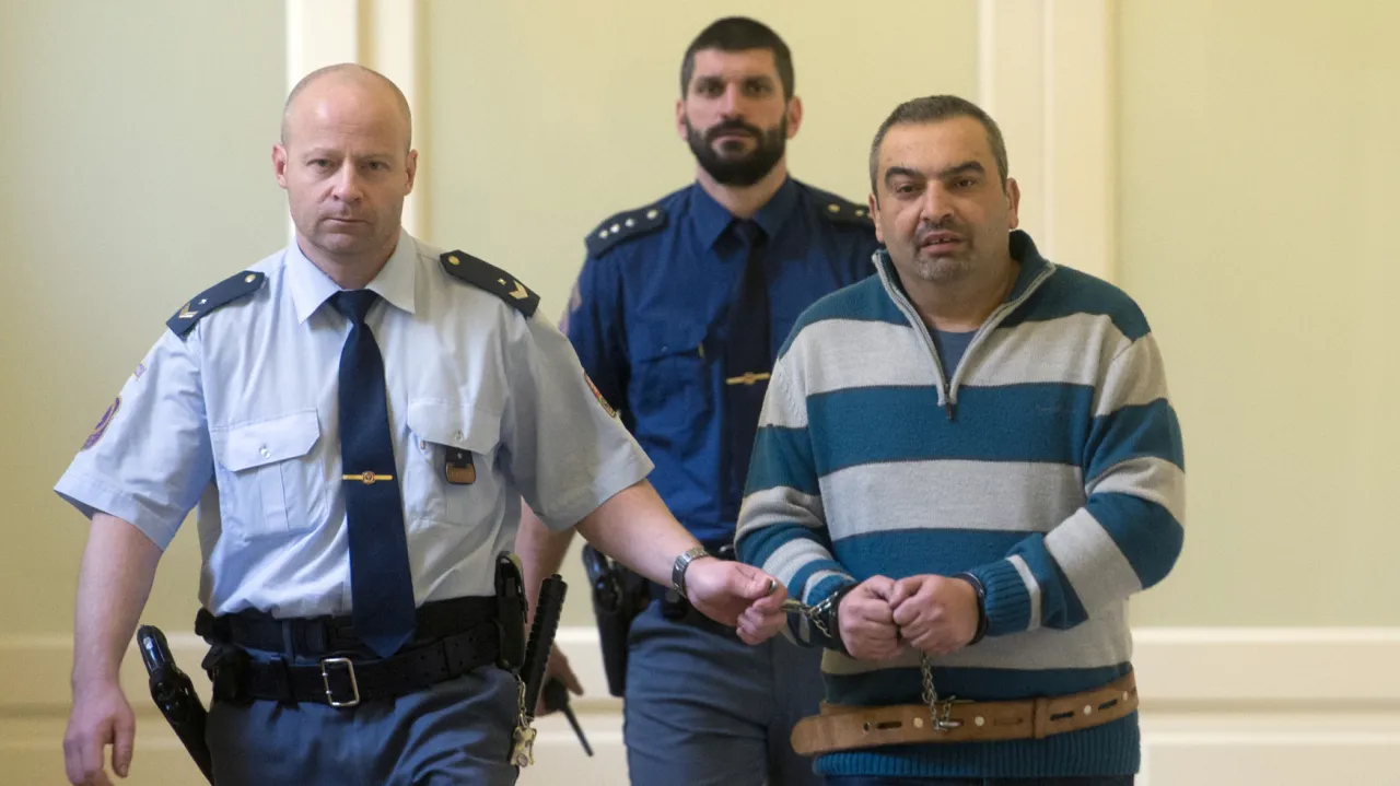 Údajný český převaděč Grundza může být předán do Belgie — ČT24 — Česká ...