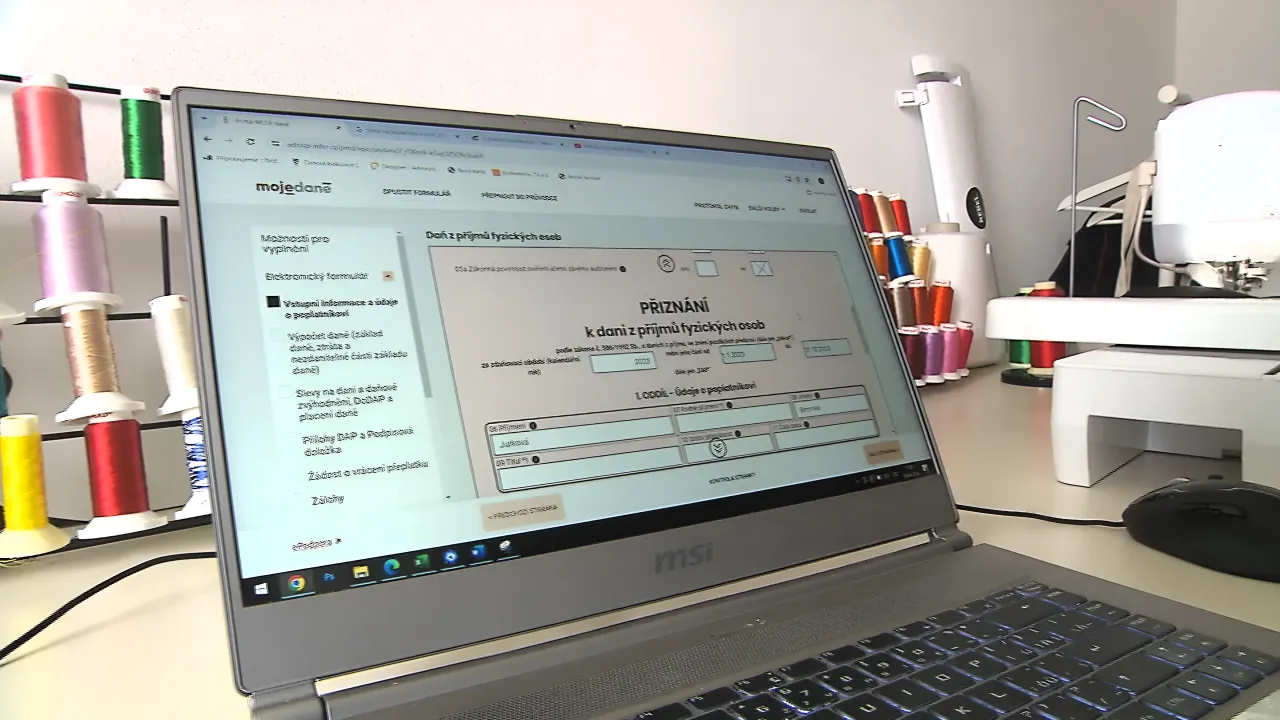 Končí termín na podání přiznání k dani z příjmů v elektronické podobě — ČT24 — Česká televize