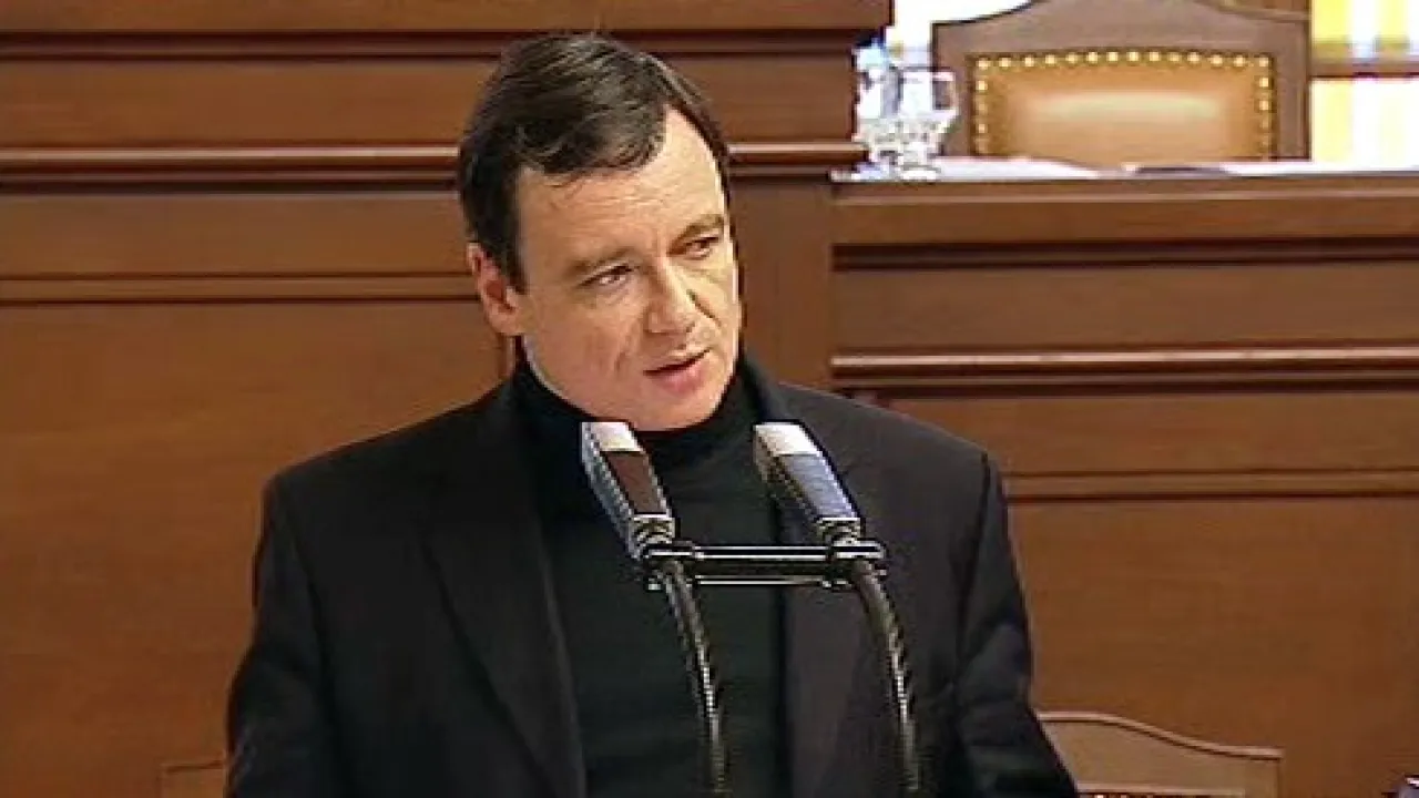 Rath tvrdil, že rozdá svůj plat. Moc se ale nepředá — ČT24 — Česká televize