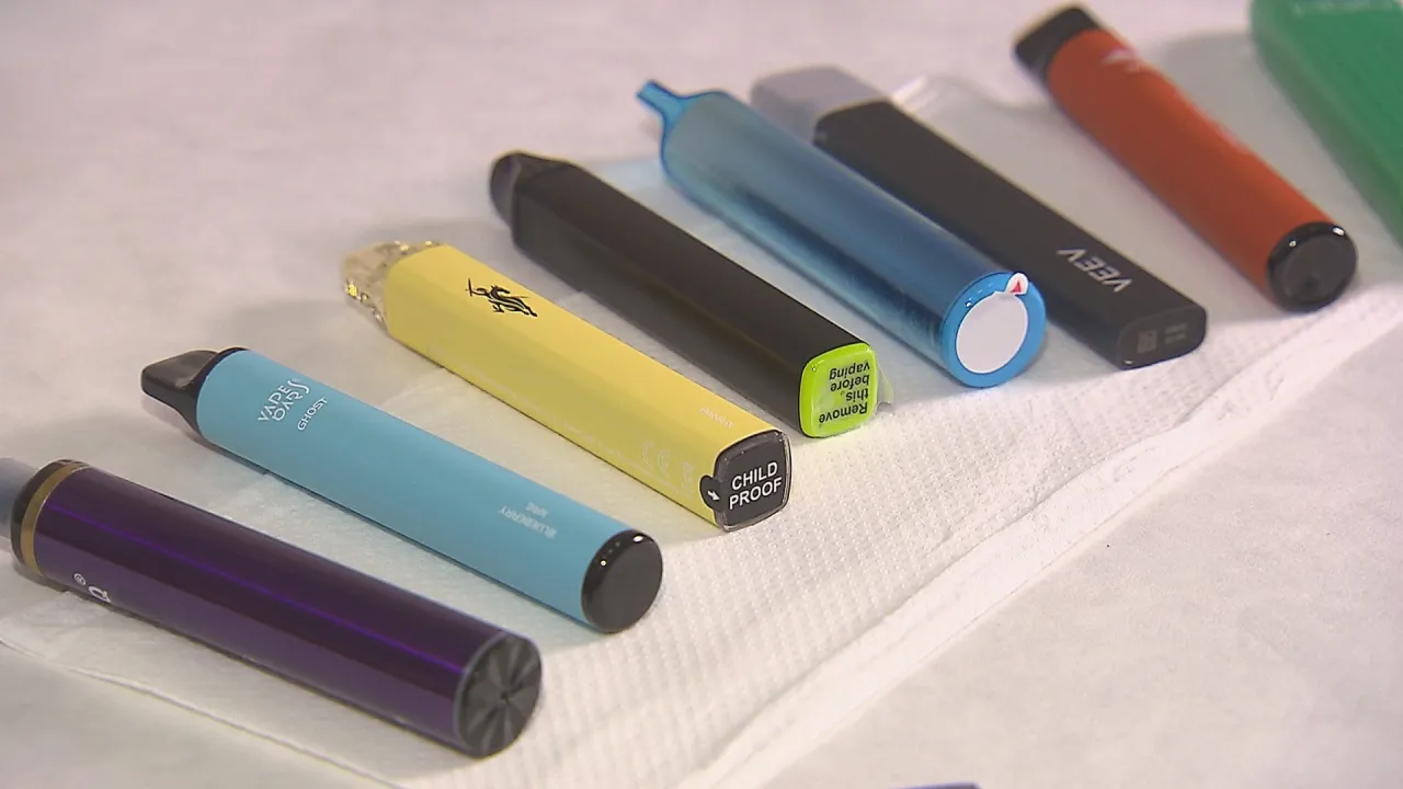 Elektronické cigarety s příchutí se budou asi prodávat dál — ČT24 ...