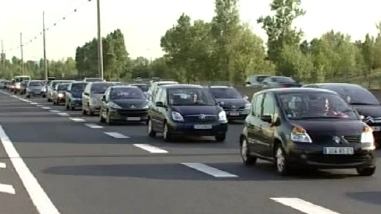 Národ zahrádkářů dopoledne zablokoval dálnici u Zahrady Čech — ČT24 ...