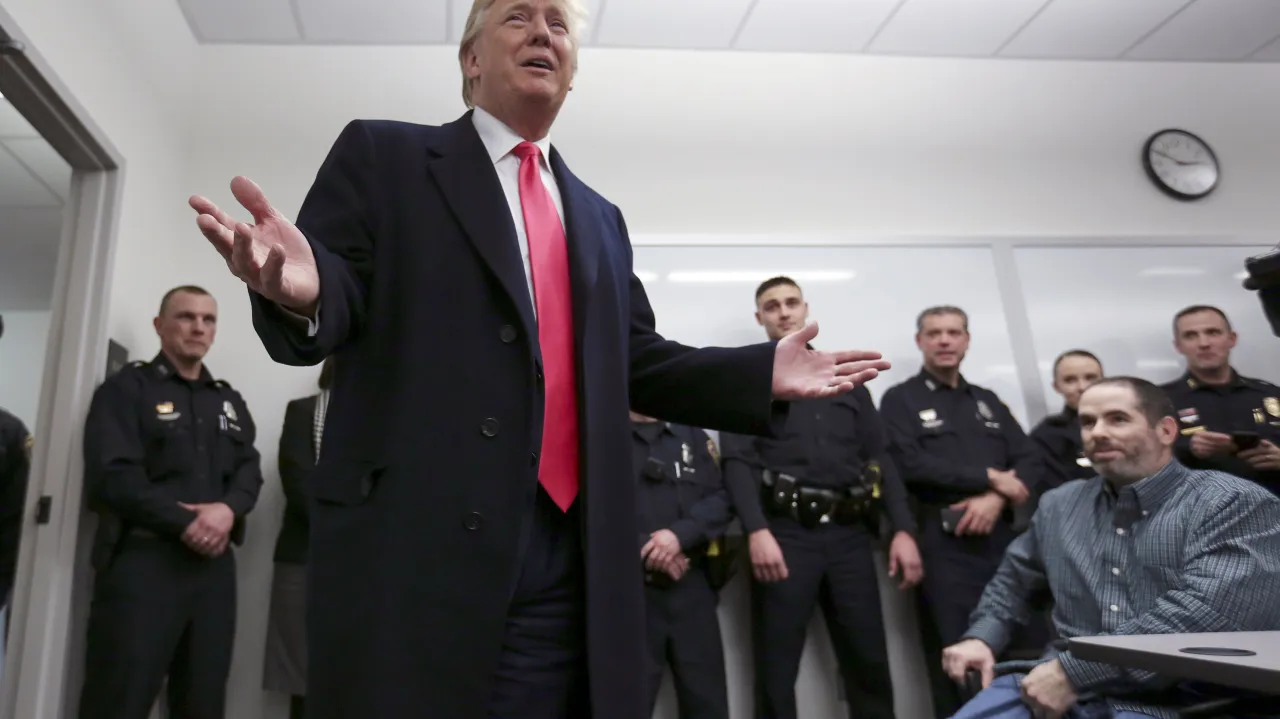 Průzkum před primárkami v New Hampshiru favorizuje Trumpa a Sanderse ...