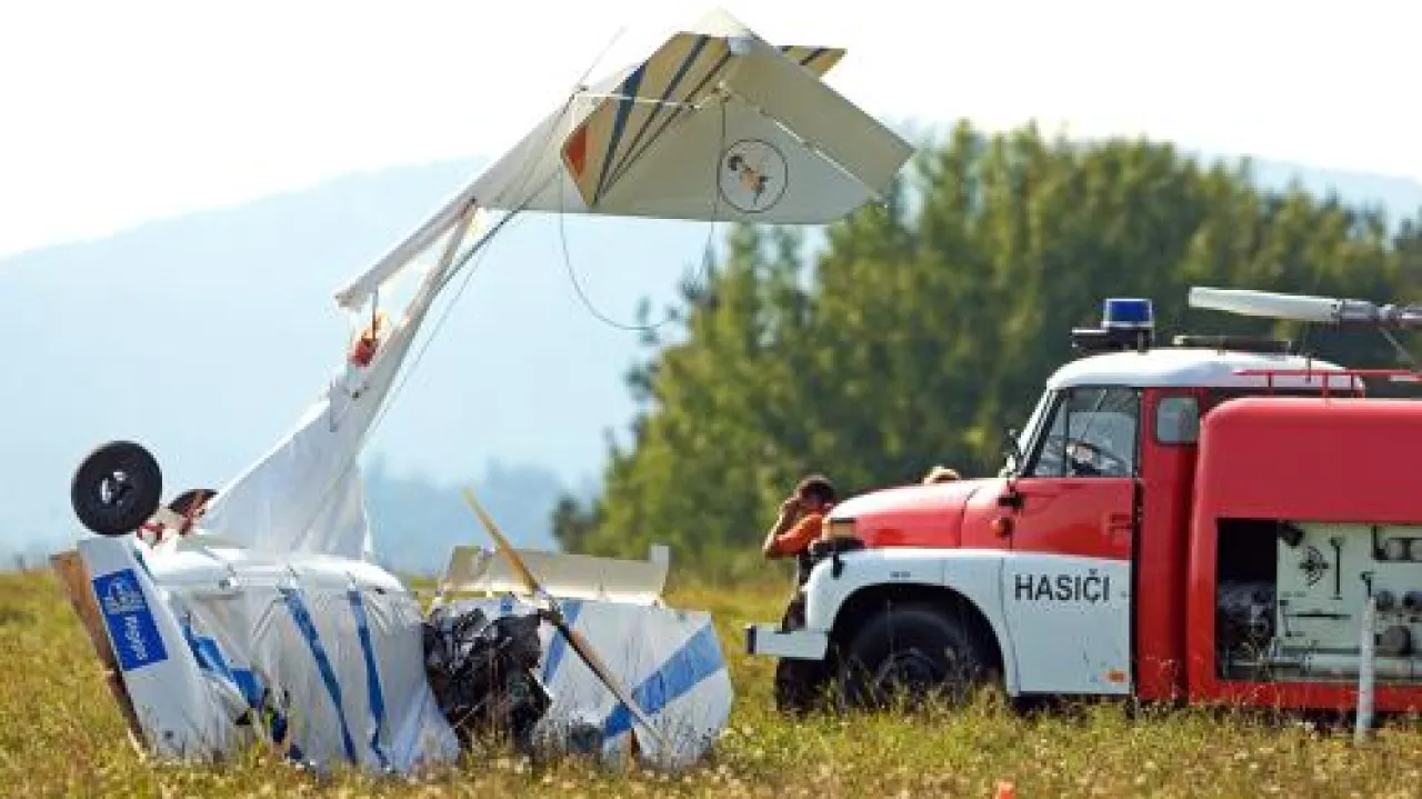 Malé letadlo havarovalo u Budějovic, pilot nepřežil — ČT24 — Česká televize