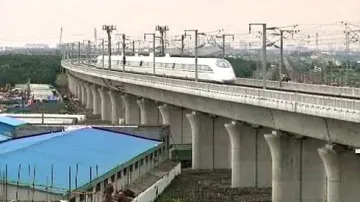 Čína má další vysokorychlostní trať i vlastní rychlovlak — ČT24 — Česká televize