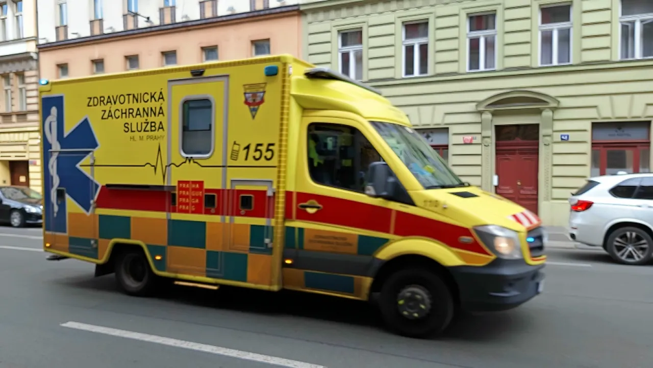 Při potyčce na Letné v Praze byli dva lidé pobodáni — ČT24 — Česká televize