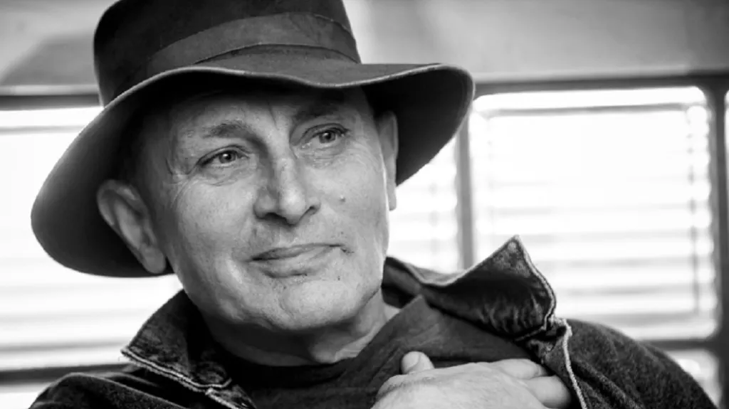 „Furt je co kosit.“ Pavel Zajíček mluví, i když uprostřed slova zmlkne ...