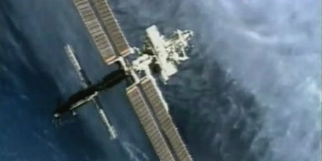 Astronauty z ISS ohrožovaly vesmírné trosky — ČT24 — Česká televize
