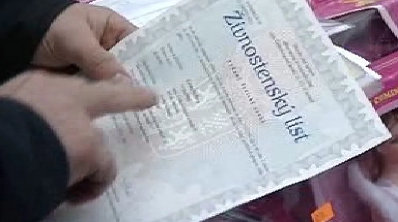 Cizinci nechtějí z ČR a vyřizují si živnostenské listy — ČT24 — Česká televize