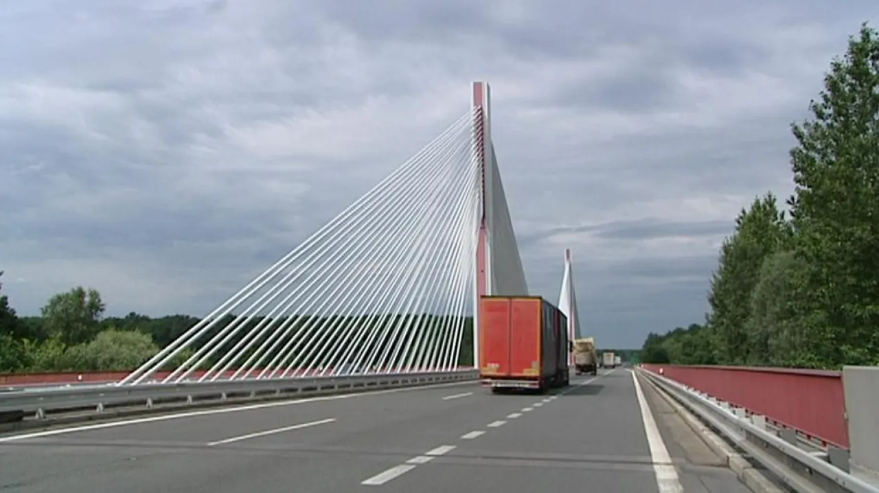 Stát ještě nemá všechny pozemky pro dostavbu dálnice D11, hrozí zdržení ...