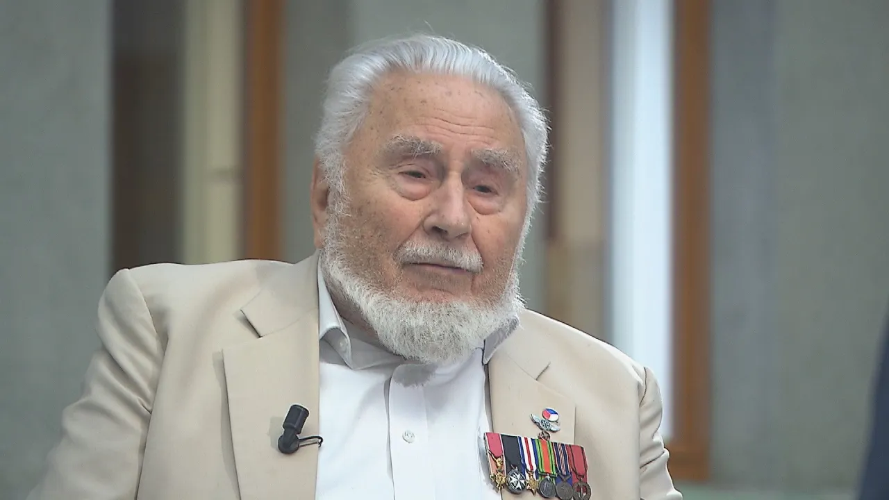 Řekl jsem, že chci pomoci vyhrát válku, vzpomíná Charles Strasser ...