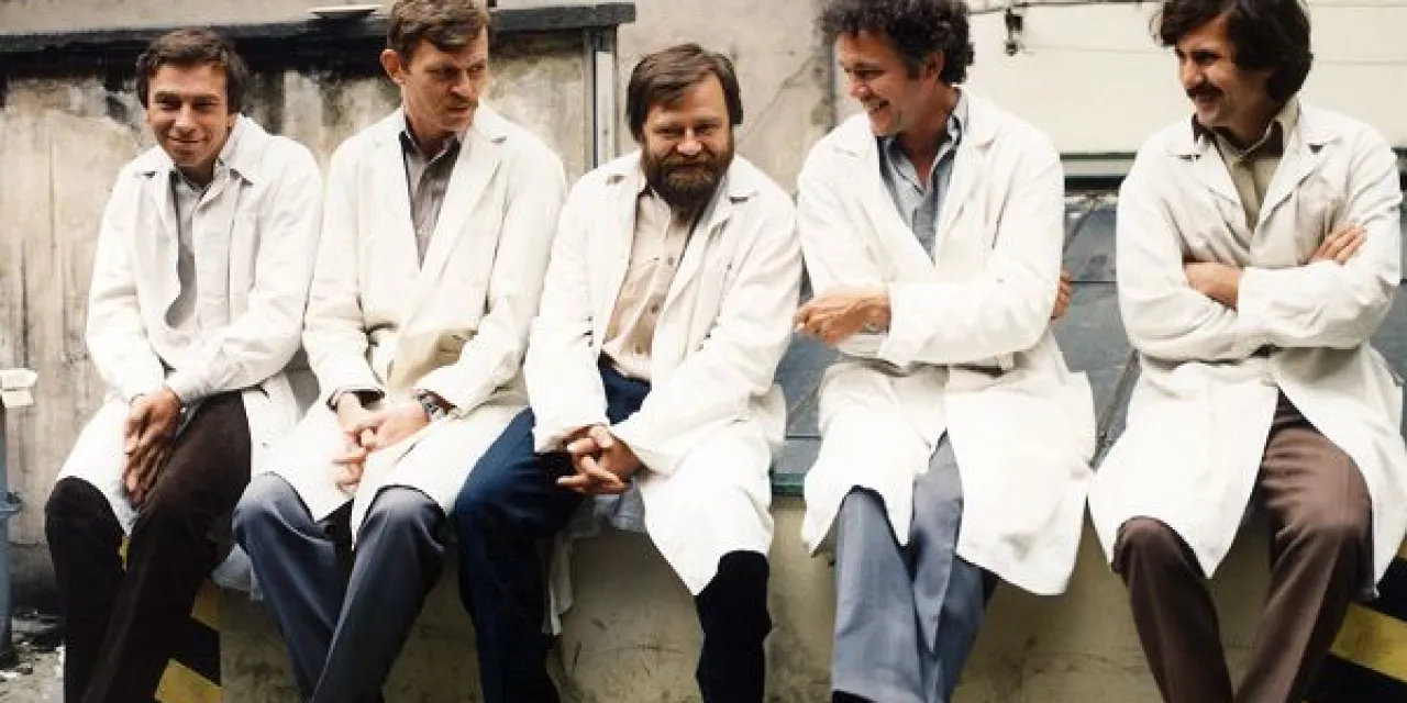 Sanitka opět chvátá na pomoc. Řídí ji Hubačův syn — ČT24 — Česká televize