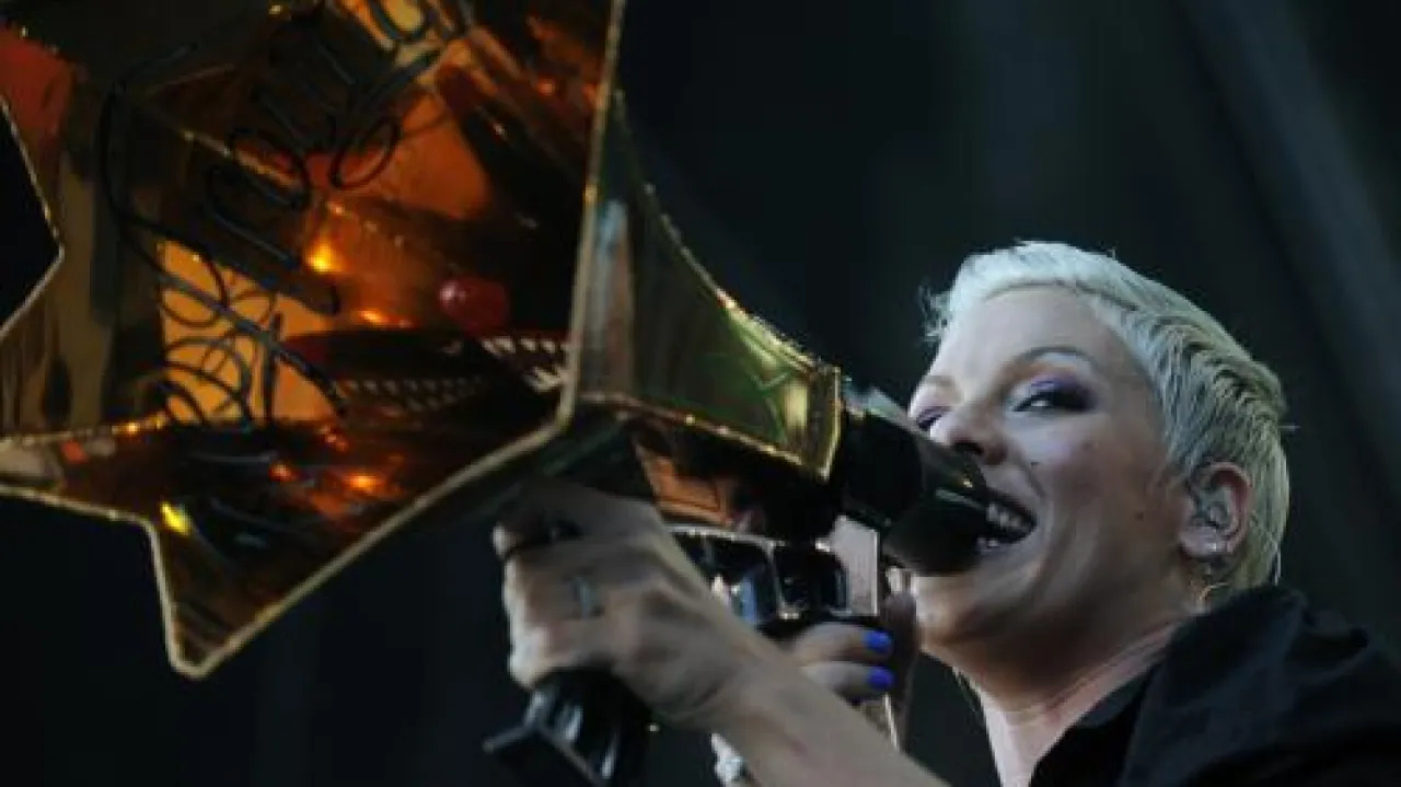Pink vystoupila v Praze se svou „karnevalovou“ show — ČT24 — Česká televize