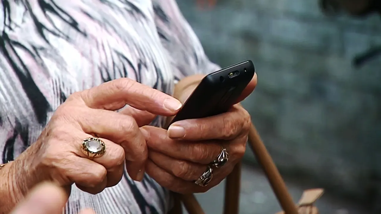 „Šmejdi“ v novém. Na důchodcích vydělávají i mobilní operátoři — ČT24 ...