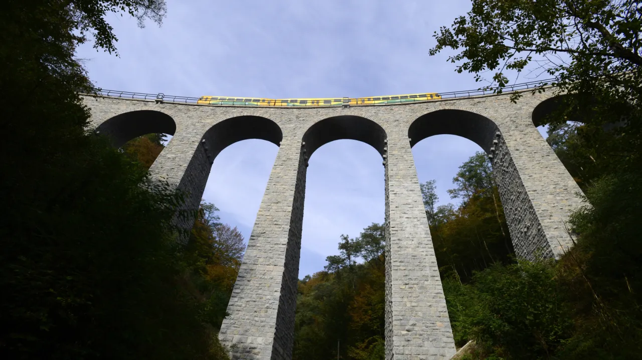 Skalní rampy, tunely a unikátní viadukt. Před 120 lety vznikla odvážná ...
