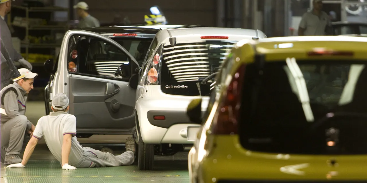 Výplatní pásky automobilky TPCA se zvýší o 700 korun — ČT24 — Česká televize