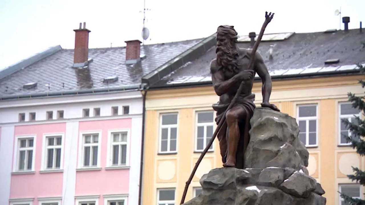 Na trutnovské náměstí se vrátil opravený Krakonoš - a navrch čtyři ...