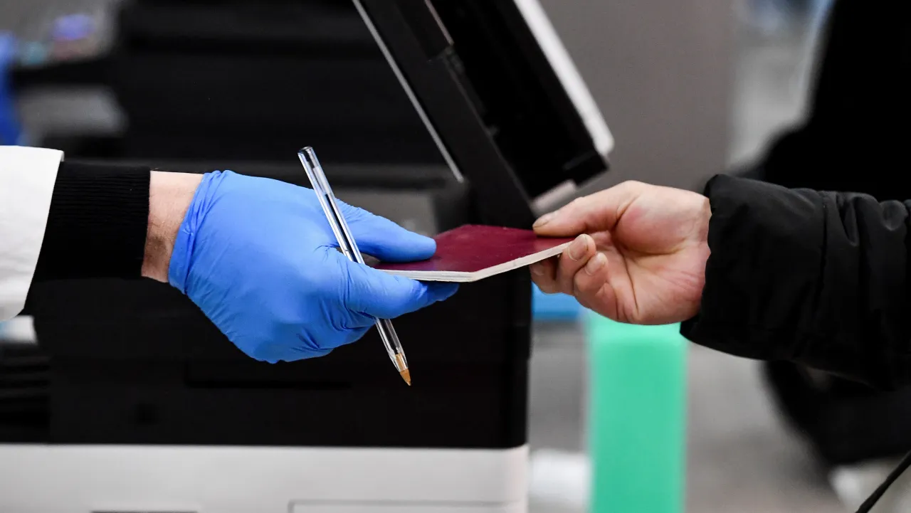 Vláda schválila registraci některých cizinců ze zemí EU — ČT24 — Česká ...
