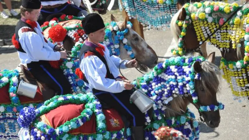 Kunovice zdobí tisíce papírových růží. Koná se tradiční Jízda králů ...