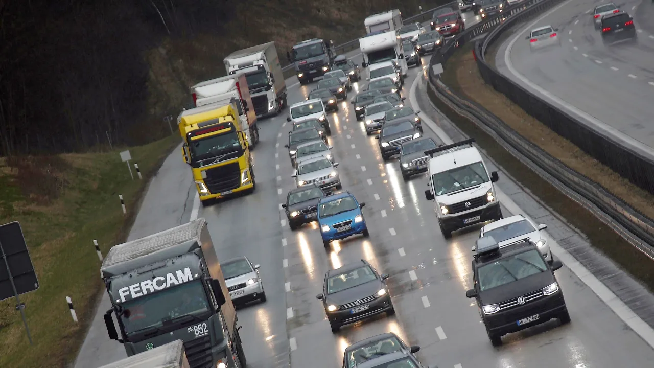 Řidiči jsou po změnách v bodovém systému opatrnější — ČT24 — Česká televize