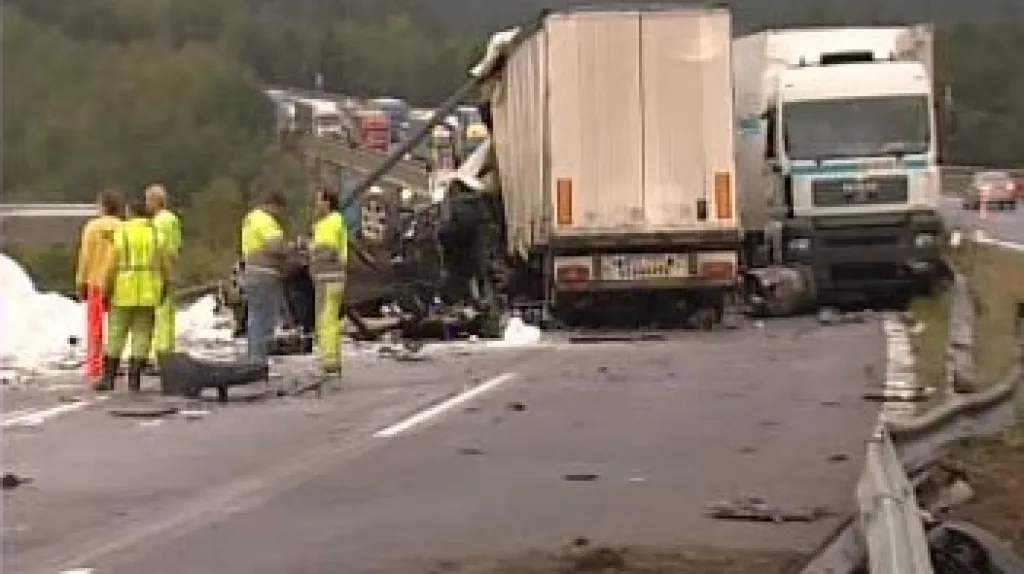 Dálnice D1 je po úterní hromadné srážce plně průjezdná — ČT24 — Česká ...