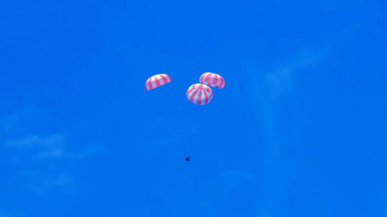 Dragon je po měsíci zpět na Zemi — ČT24 — Česká televize