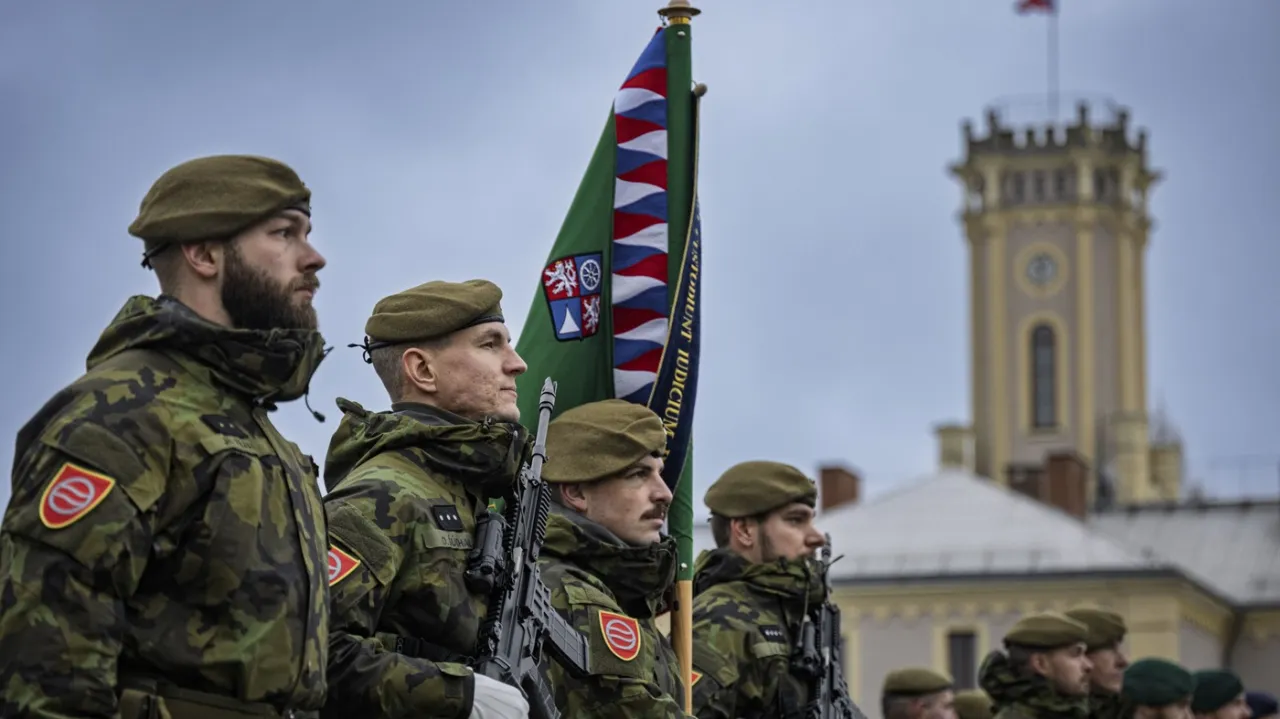 Hrdinství válečných veteránů uctili lidé v Česku i v zahraničí — ČT24 ...