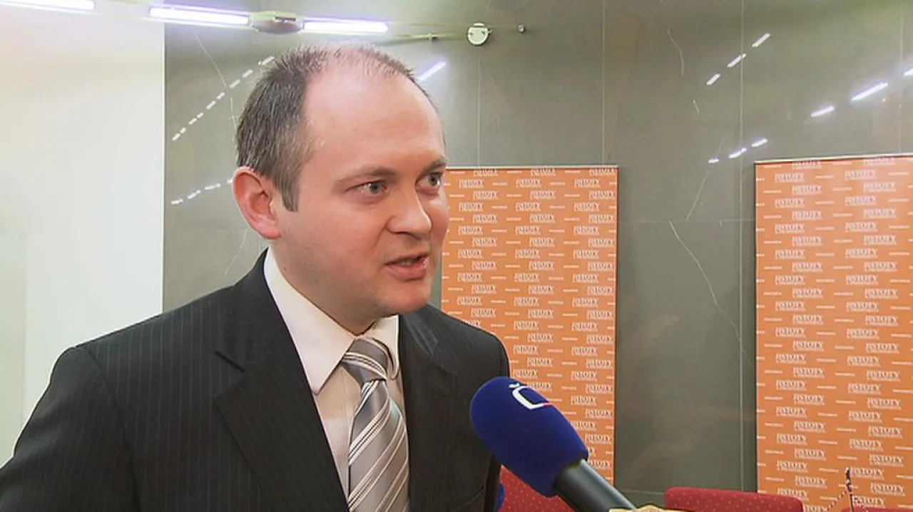 Heger podepsal s Haškem dohodu o přípravě sítě nemocnic v kraji — ČT24 ...