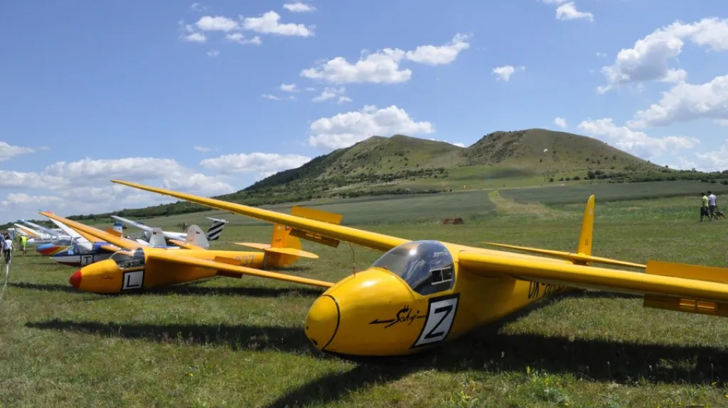 Raná u Loun přivítala stovky příznivců letectví — ČT24 — Česká televize