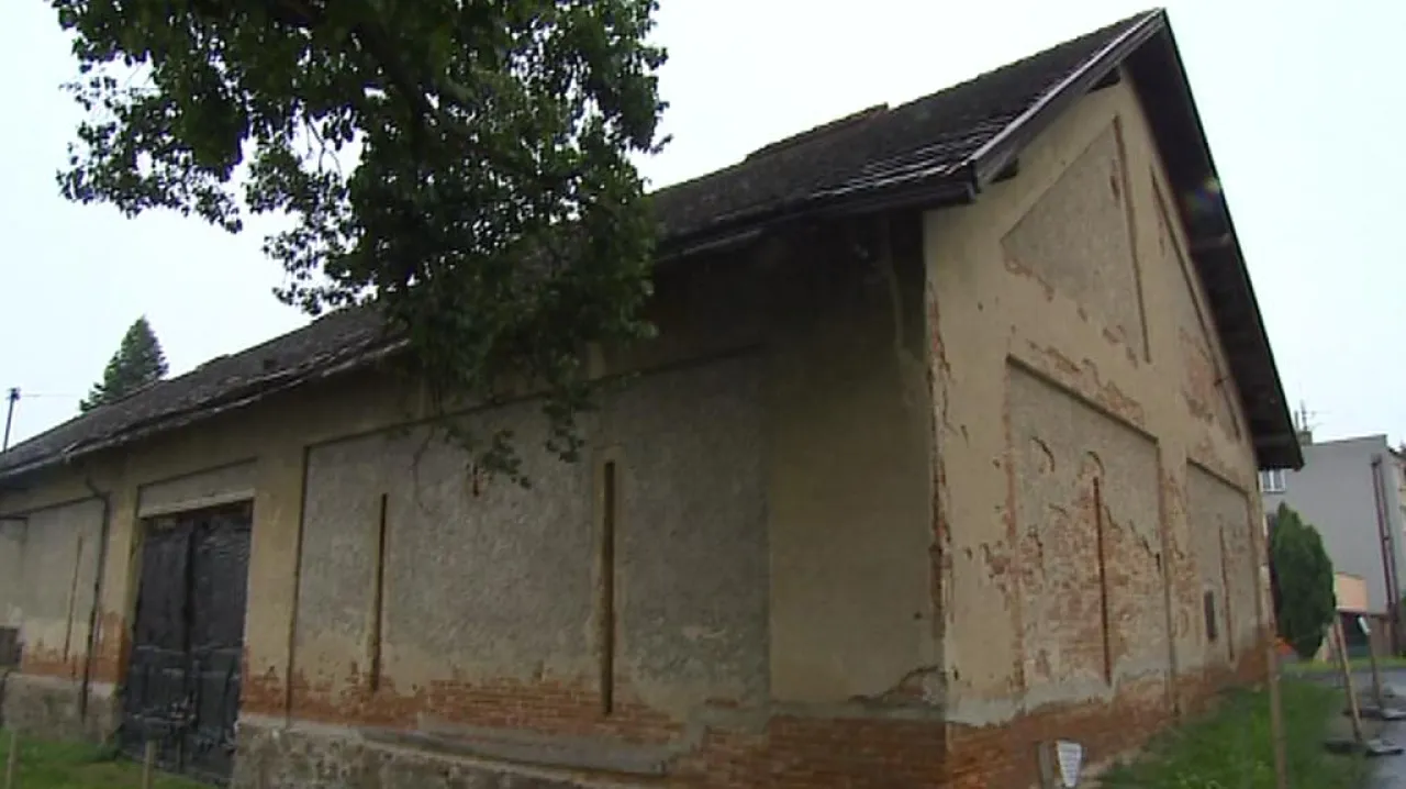 Stodola ve Volyni se bourat neměla, rozhodlo ministerstvo — ČT24 ...