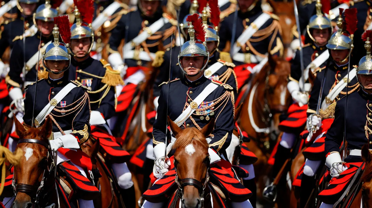 Francie slaví pád Bastily, v Paříži se konala tradiční vojenská ...