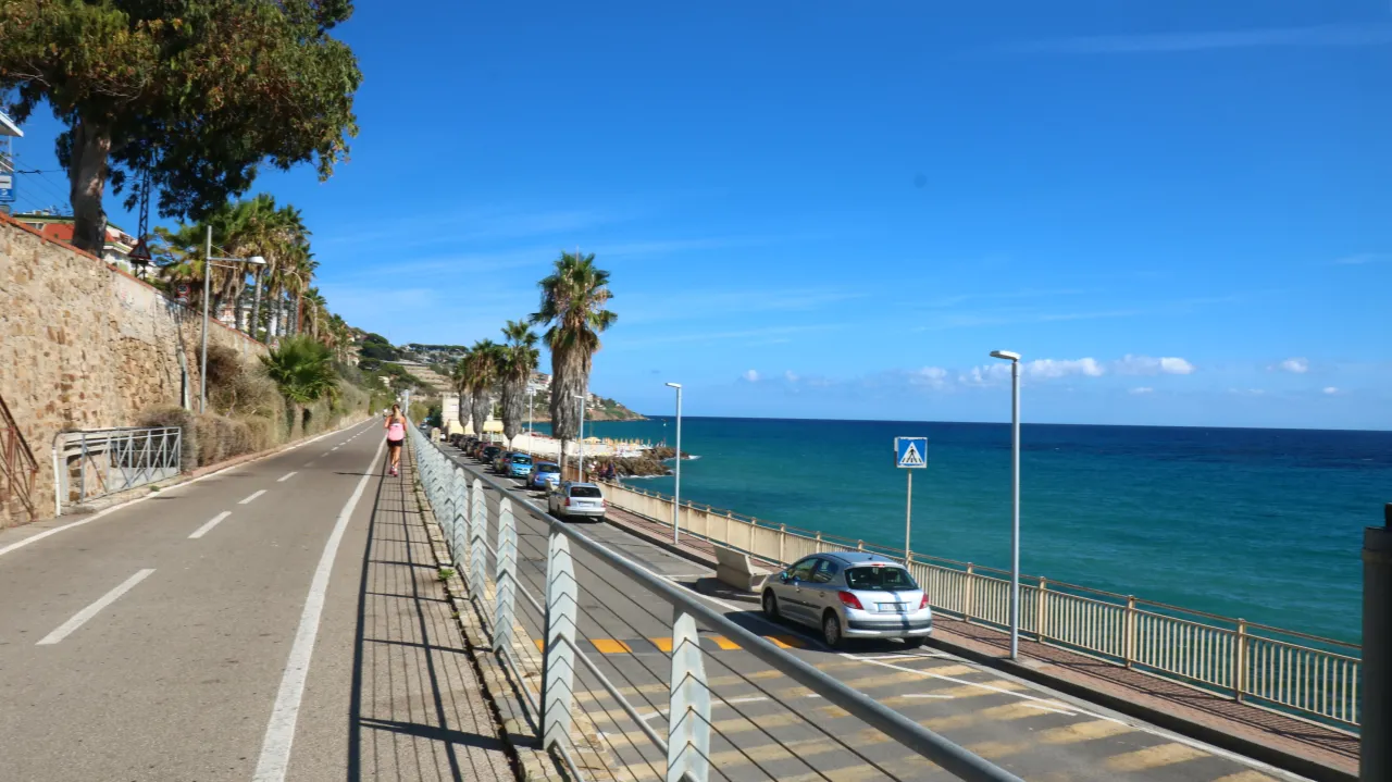 Místo vlaku funí po trase do San Rema cyklisté. Užívají si tunely i ...