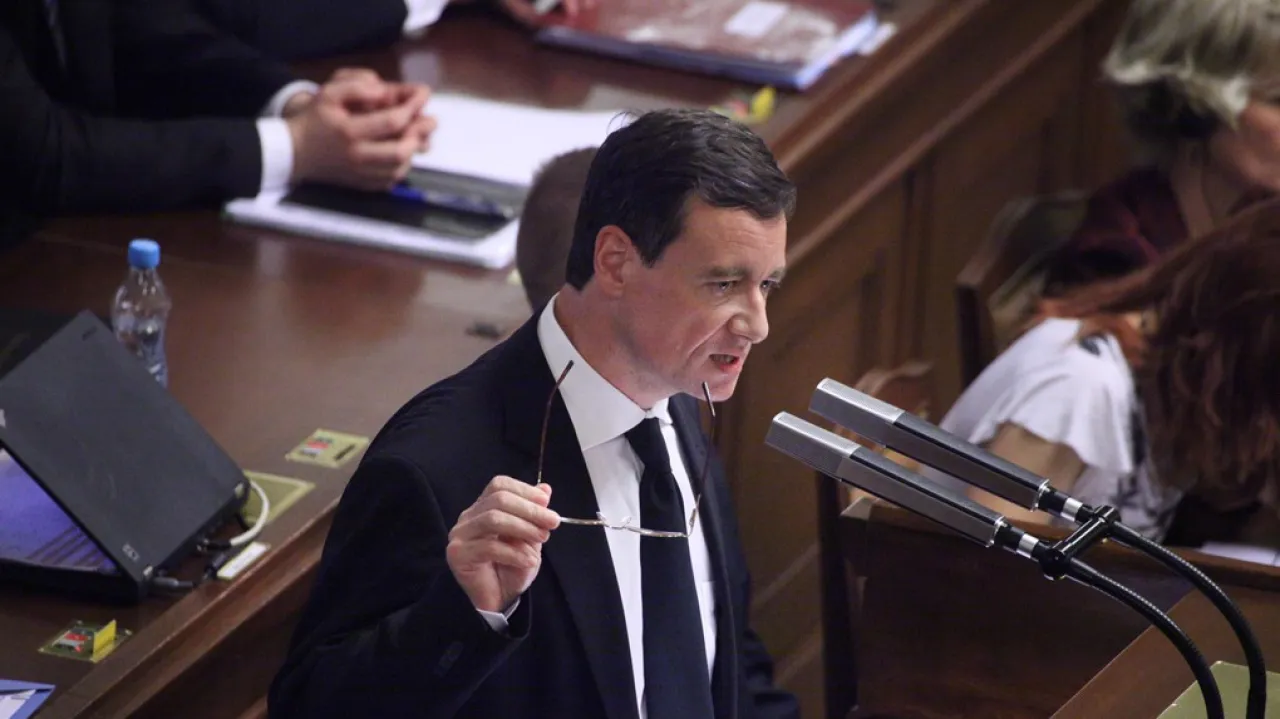 Rath ve vazbě přišel o poslanecké náhrady — ČT24 — Česká televize