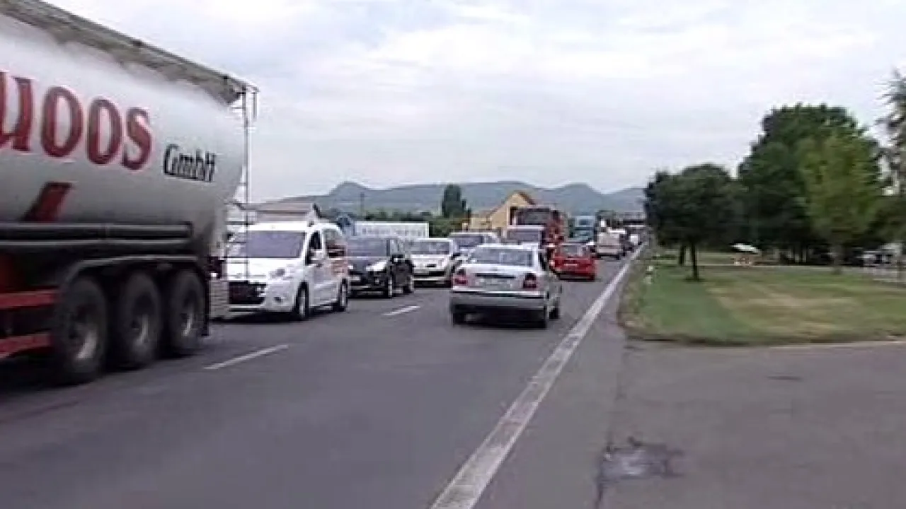 Z Lovosic je parkoviště, na hlavním tahu vzniká kruhový objezd — ČT24 ...