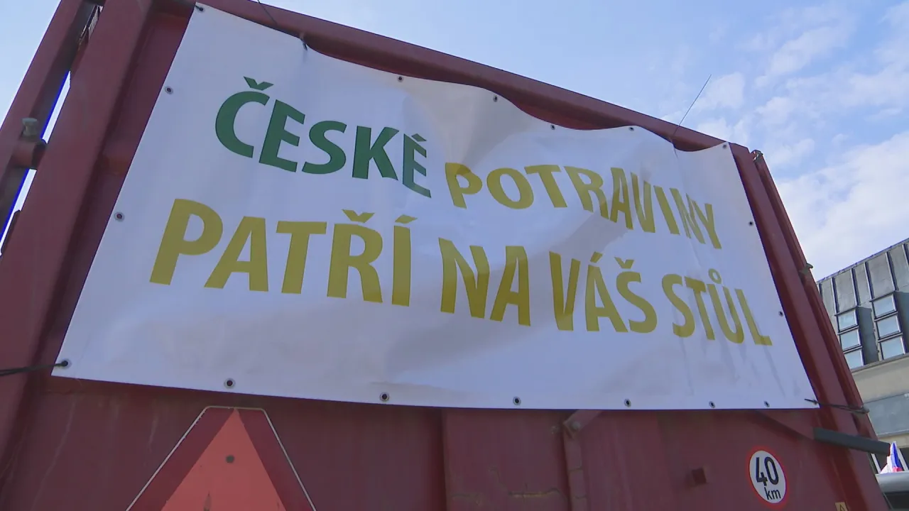 Nespokojení zemědělci vyrazili do Jablonce, kde zasedala vláda. Ta chce ulevit jejich ...
