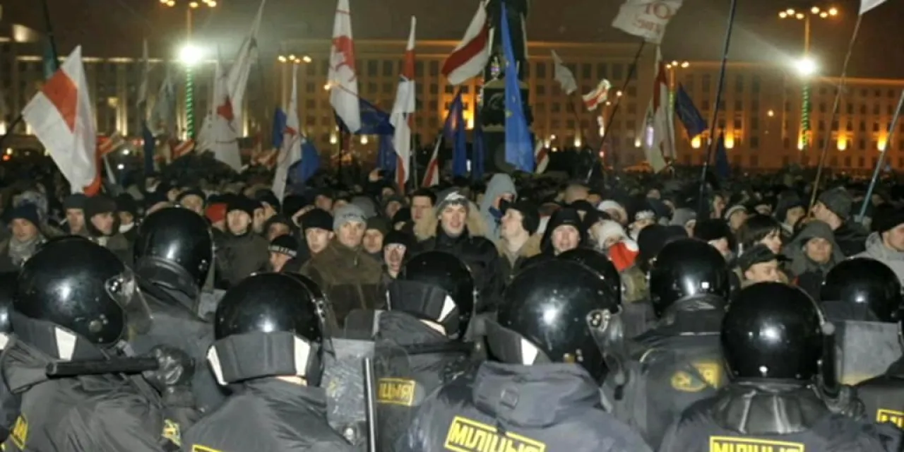 Bělorusko spálí novinářské fotografie, jsou prý nezákonné — ČT24 — Česká televize