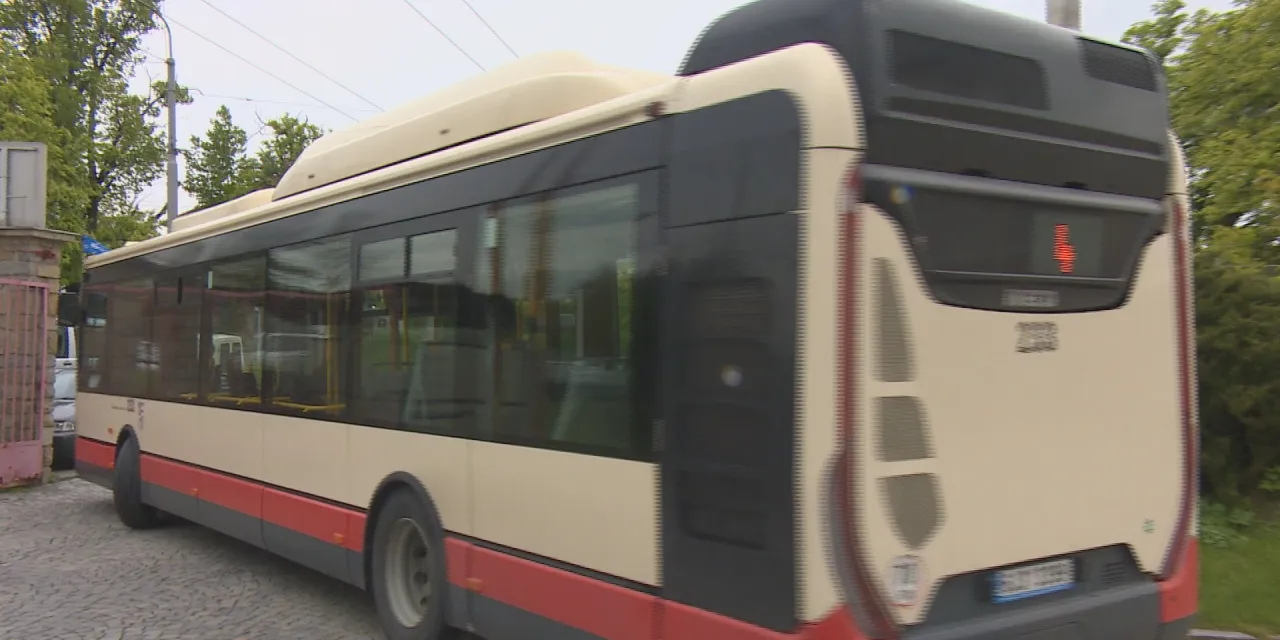 Autobusy v Jihlavě budou jezdit na bioplyn z nedaleké farmy — ČT24 — Česká televize