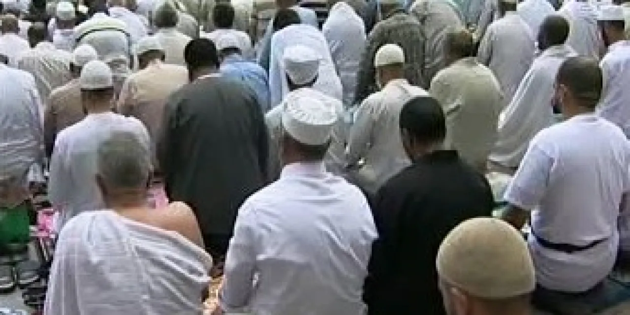 Začíná pouť do Mekky, Saúdská Arábie zpřísnila bezpečnostní opatření — ČT24 — Česká televize